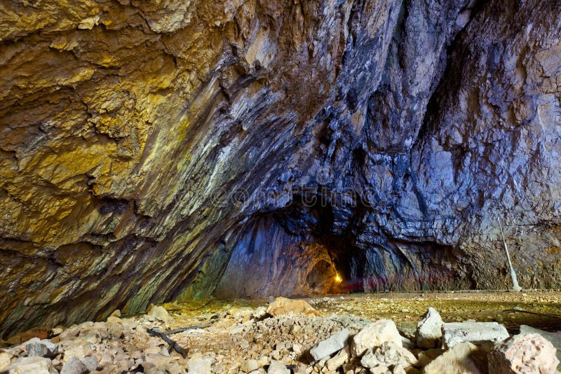 Entrada de la cueva imagen de archivo. Imagen de entrada - 20907679