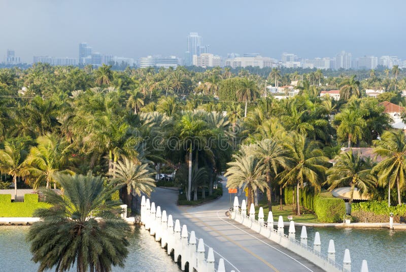 Entrada De La Isla De Palma De Miami Imagen de archivo - Imagen de agua ...