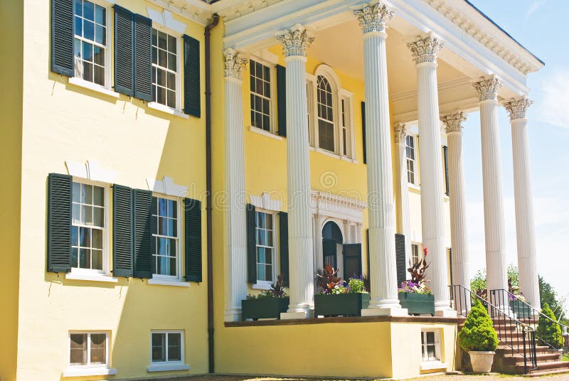 Entrada de la mansión imagen de archivo. Imagen de casero - 5273393