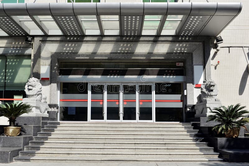 Puerta De Entrada Del Edificio Comercial Moderno Imagen de archivo ...