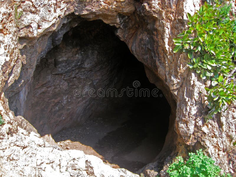 ENTRADA DA CAVERNA COM PAREDE ENEGRECIDA Foto de Stock - Imagem de ...