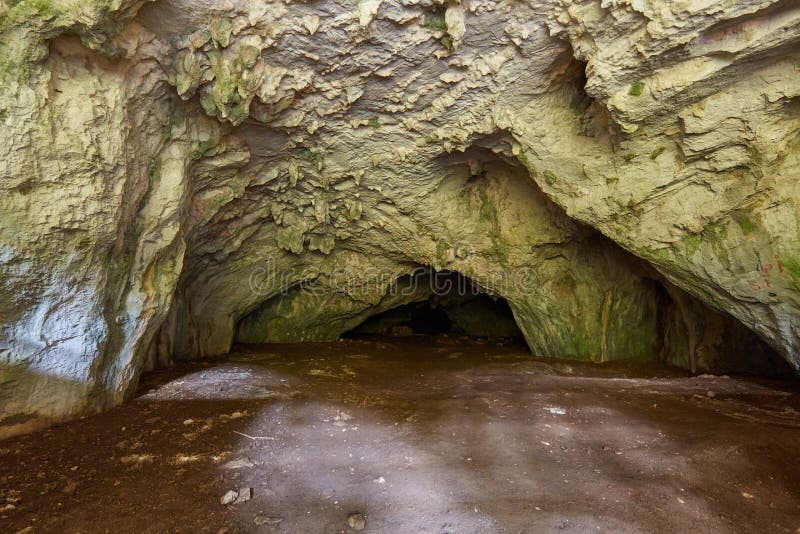Entrada de uma caverna imagem de stock. Imagem de parque - 133151427