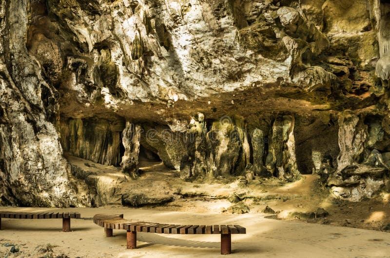 Entrada de uma caverna imagem de stock. Imagem de outdoor - 133151427