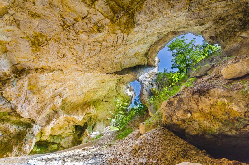 Entrada de la cueva foto de archivo. Imagen de oscuridad - 55905510
