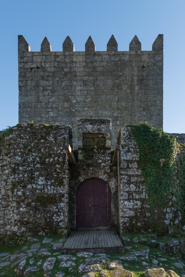 Entrada Del Castillo De Lindoso Foto de archivo - Imagen de portugal ...