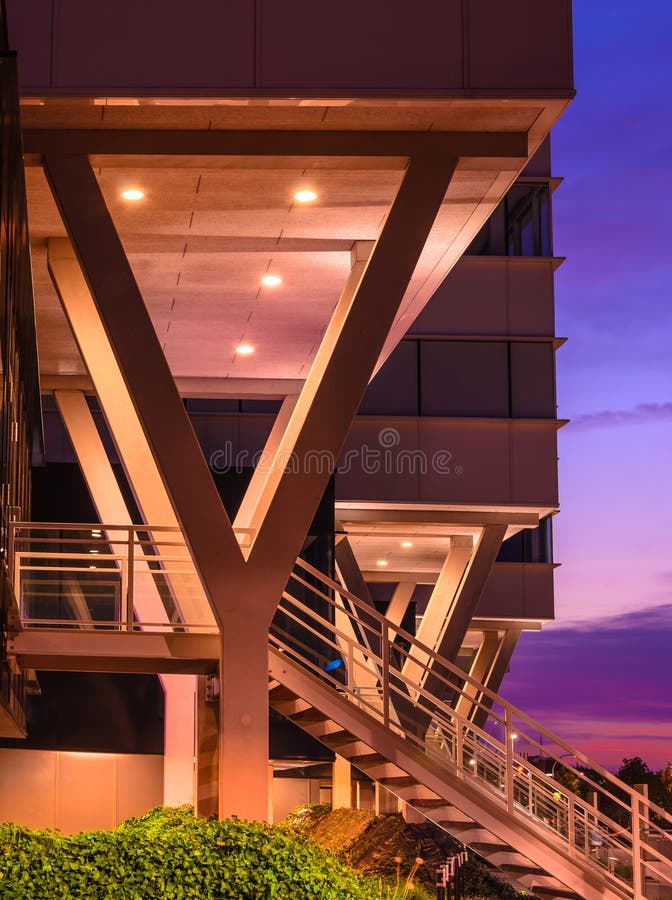 Entrada Del Edificio Moderno Imagen de archivo - Imagen de amanecer ...
