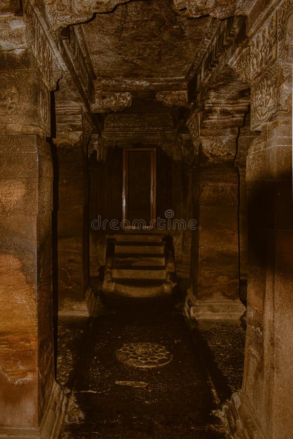 Entrada Del Templo De La Cueva De Badami Con Columnas Decoradas Imagen ...