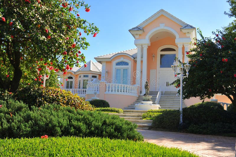 Entrada Elegante a La Mansión Hermosa Foto de archivo - Imagen de ...