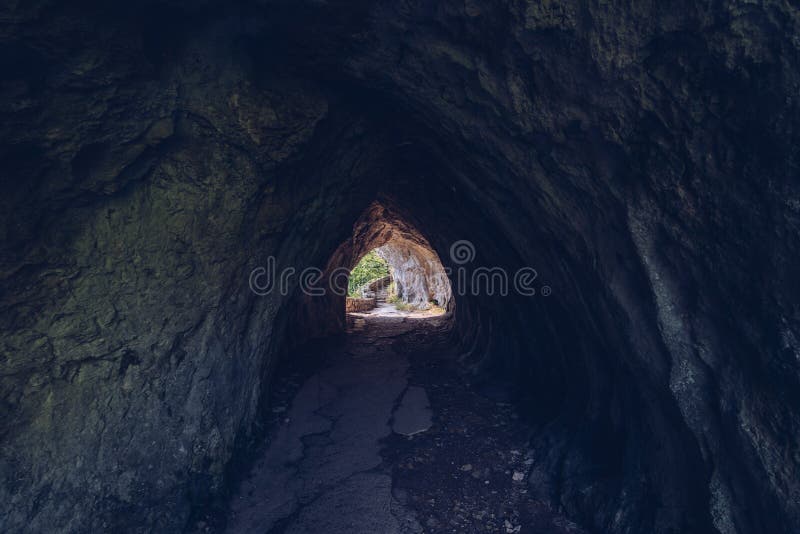 Entrada Escura Velha Da Caverna Imagem de Stock - Imagem de nave ...