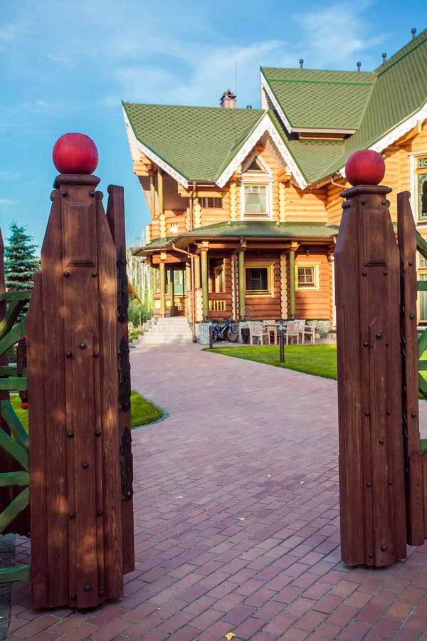 Entrada a la casa de campo foto de archivo. Imagen de cuento - 90239814