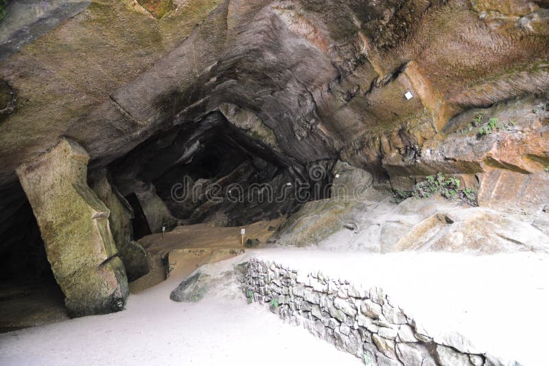 Entrada a la cueva imagen de archivo. Imagen de profundamente - 157622685