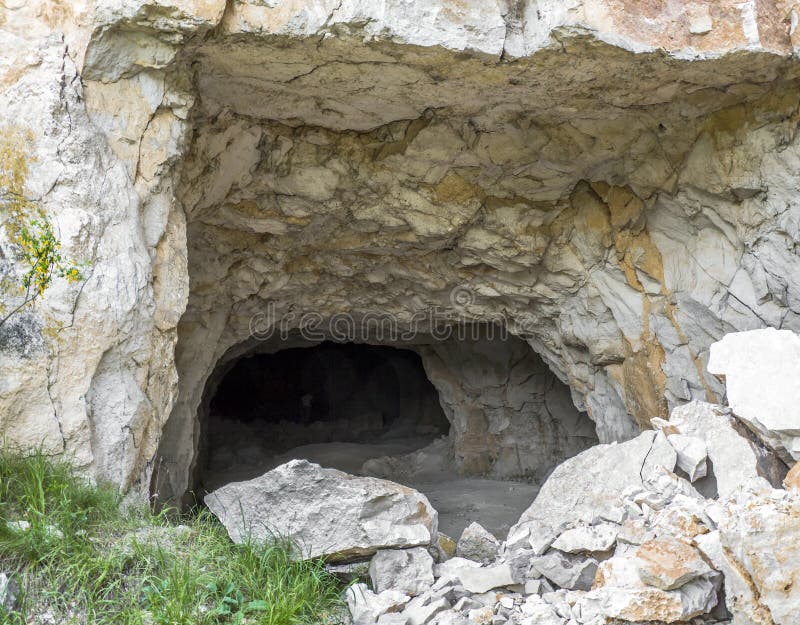 Entrada a la cueva imagen de archivo. Imagen de grande - 59013061