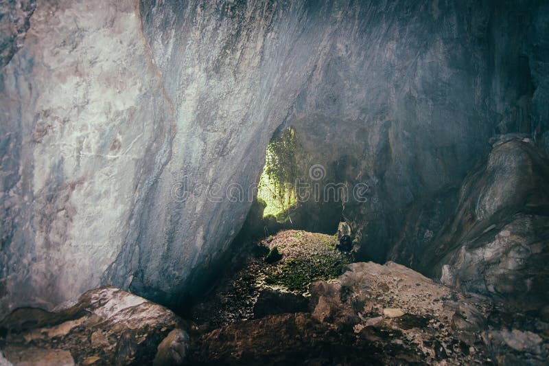 Entrada a la cueva imagen de archivo. Imagen de apertura - 65861535