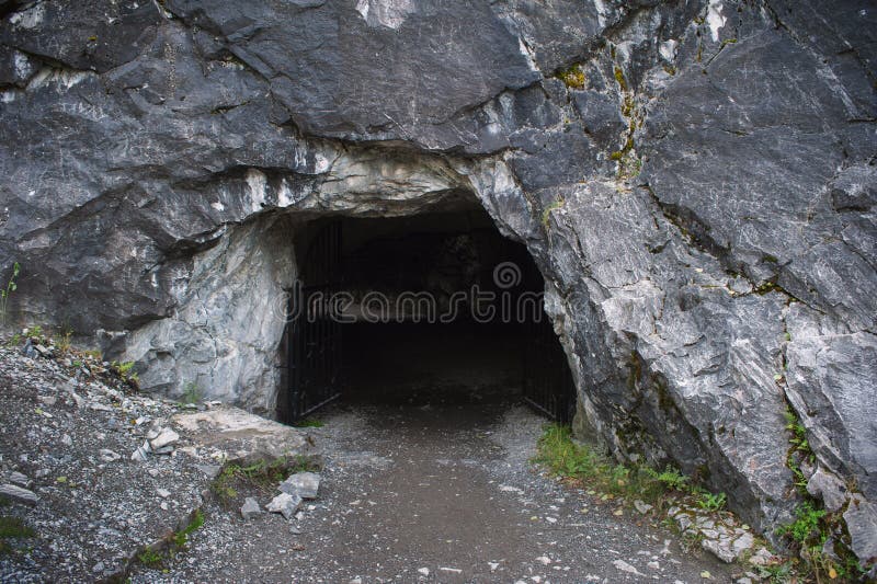 Caverna escura imagem de stock. Imagem de entrada, molhe - 4778831