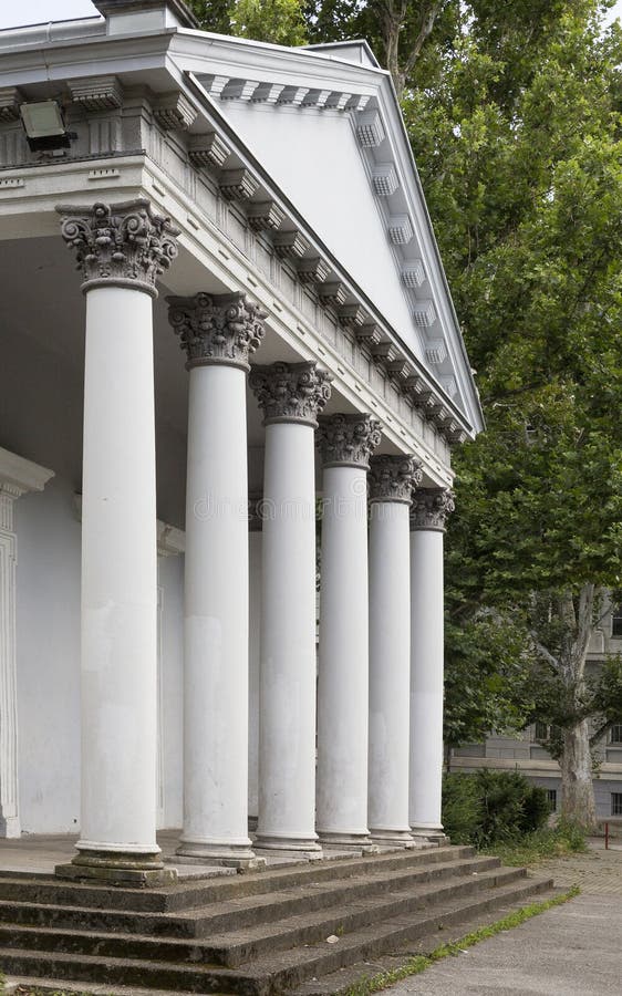 Entrada Neoclásica De Edificio Con Columnas Foto de archivo - Imagen de edificio, estilo: 282997658