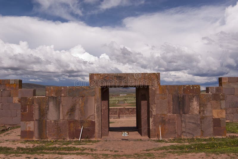 Entrada Principal Al Templo De Kalasasaya Foto de archivo - Imagen de ...