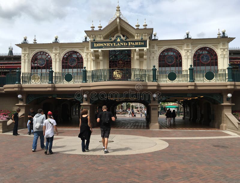 Entrada Principal Del Parque De Disneyland Imagen editorial - Imagen de ...