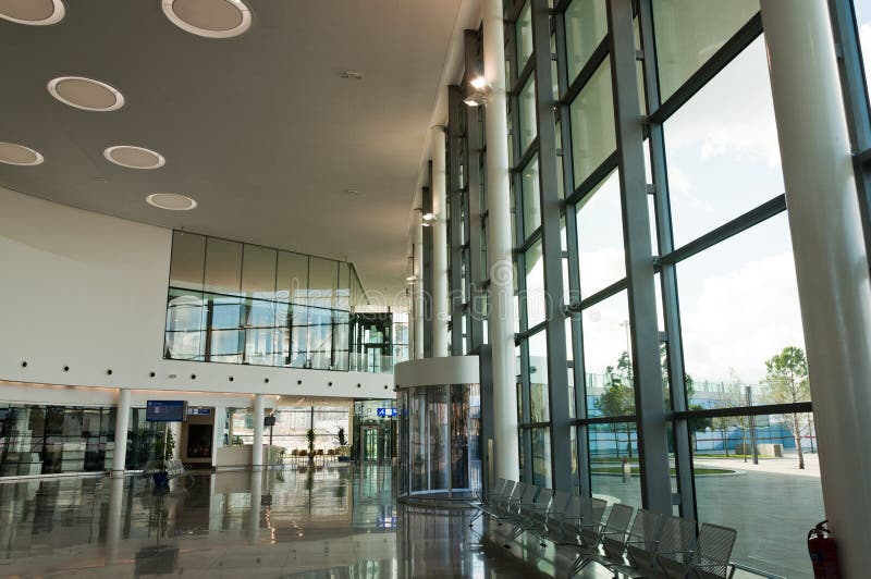 Entrada terminal nova foto editorial. Imagem de aeroporto - 21970726