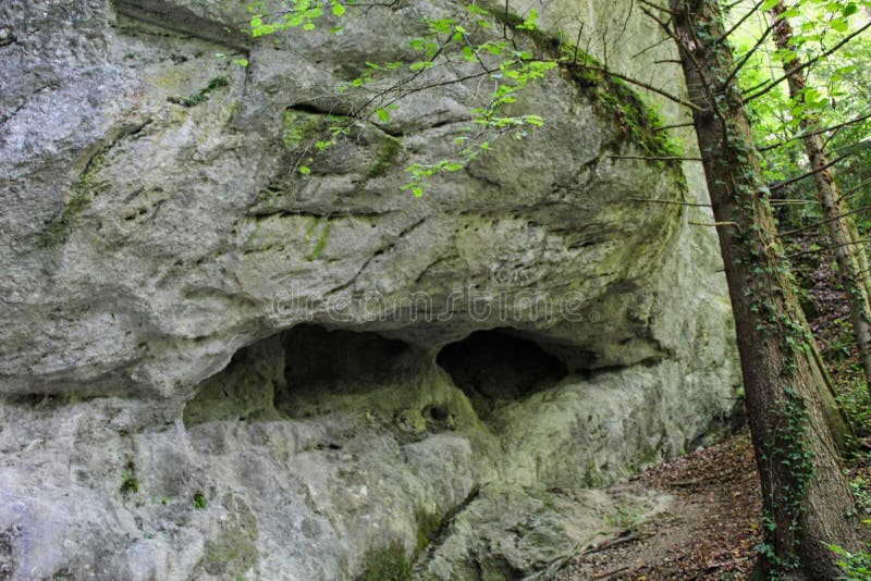 Entrada a Una Cueva En La Roca Foto de archivo - Imagen de rocoso ...