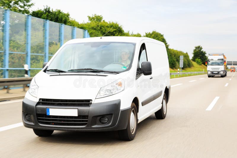 Entrega Van na estrada imagem de stock. Imagem de branco - 91474397