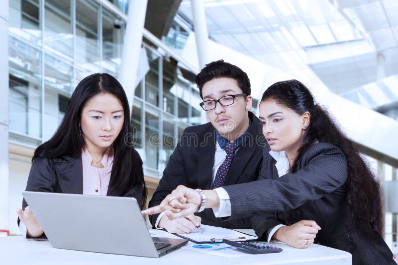 Entrepreneurs Discutant Un Travail Dans Le Bureau Image stock - Image du occupé, indien: 74472003