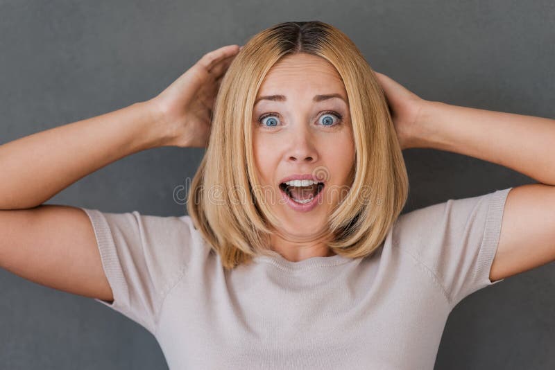 Erschrockene Erschrockene Entsetzte Junge Frau Stockbild - Bild von ...