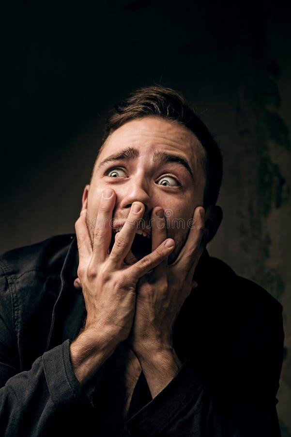 Entsetzter junger Mann stockfoto. Bild von erwachsener - 60769938