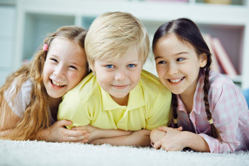 Frohe Kinder stockbild. Bild von ekstatisch, schneefälle - 63438265