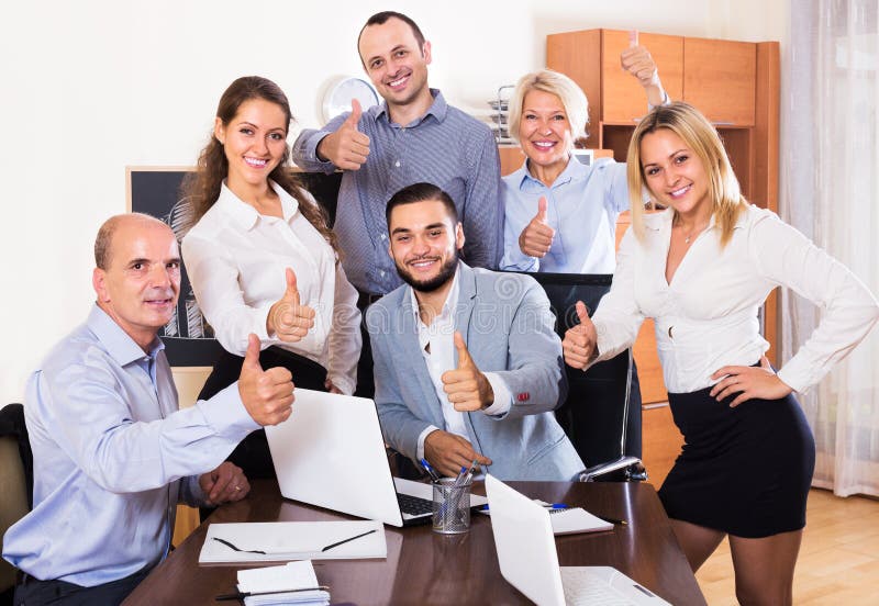 Entspannte Angestellte, Die am Schreibtisch Sitzen Stockbild - Bild von ...