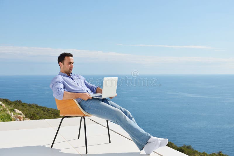 Entspannter Junger Mann Zu Hause Auf Balkon Stockbild - Bild von meer ... Entspannter Junger Mann Zu Hause Auf Balkon Stockbild - Bild von meer ...