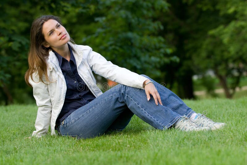 Entspannung in einem Park stockfoto. Bild von frieden - 2667458