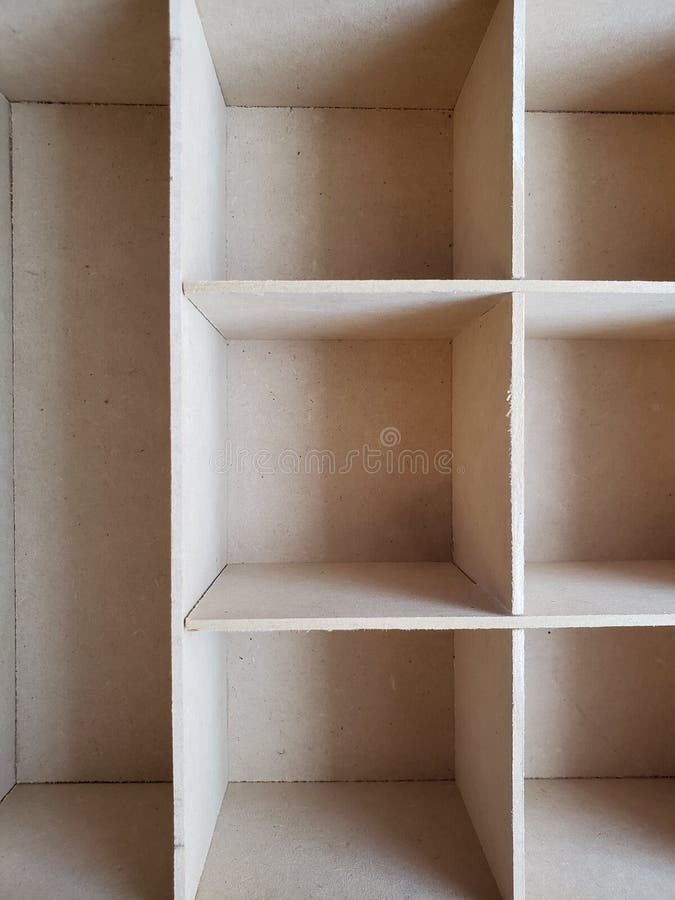 Envase De Madera Con Las Divisiones Para Almacenar Objetos, Imagen de ... Envase De Madera Con Las Divisiones Para Almacenar Objetos, Imagen de ...