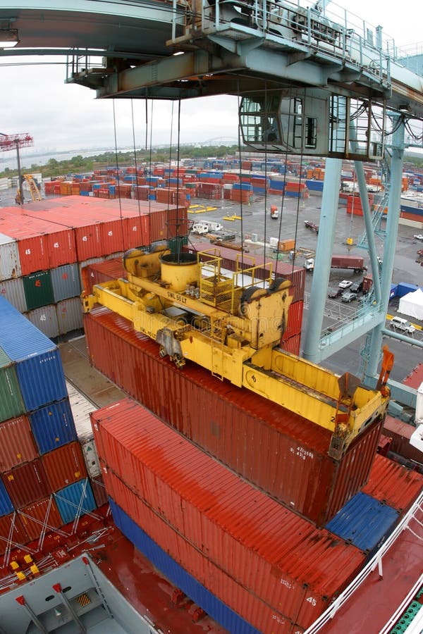 Envase que es cargado foto de archivo. Imagen de océano - 12121672