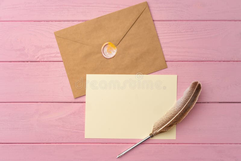 Envelope Bege Com Carta Em Branco Sobre a Mesa De Madeira Rosa Imagem ...