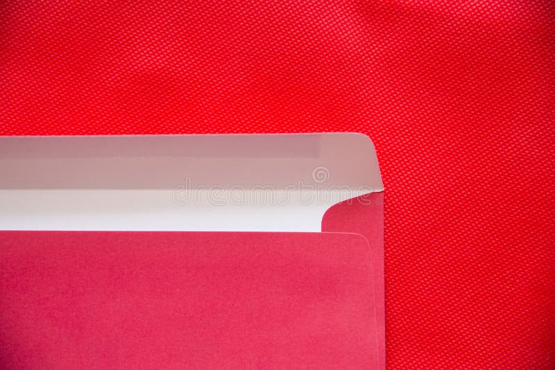 Envelope Vermelho No Fundo Vermelho Imagem de Stock - Imagem de ...