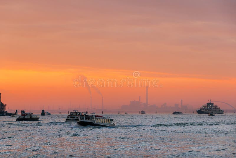 Enviroment and Pollution in Venice Editorial Image - Image of fragile ...
