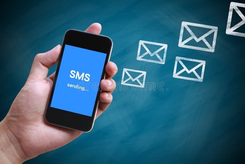Femme D'affaires Envoyant Des Sms Et Le Marketing D'email Image stock ...