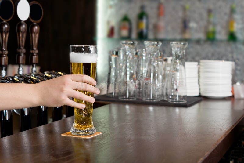 Equipaggi Il Raggiungimento Per Una Pinta Della Birra in Un Pub ...