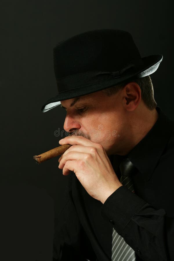 Uomo che fuma un sigaro immagine stock. Immagine di sigaro - 5400337