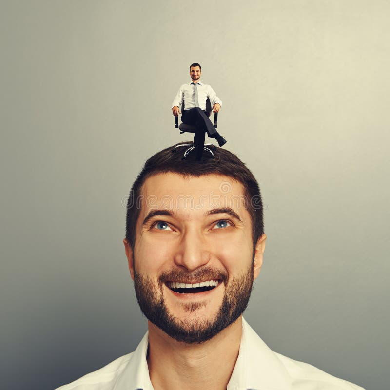 Equipaggi L'esame Dell'uomo Riuscito Piccolo Sulla Testa Immagine Stock ...