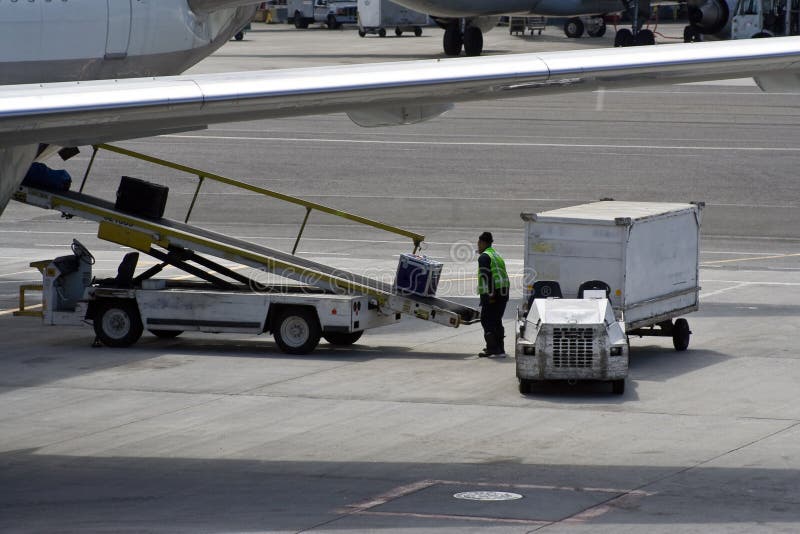Equipaje del cargamento foto de archivo. Imagen de aeropuerto - 3767556