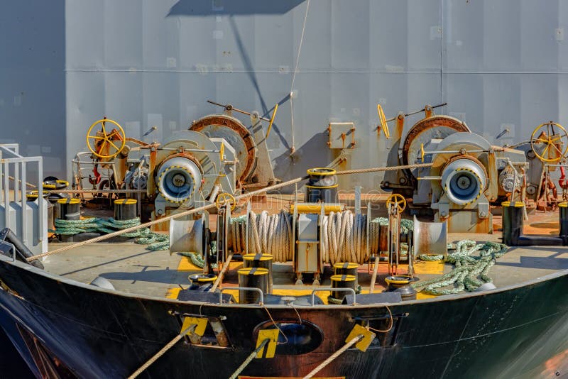 Equipamento Na Plataforma De Castelo De Proa Do Navio Foto de Stock ...