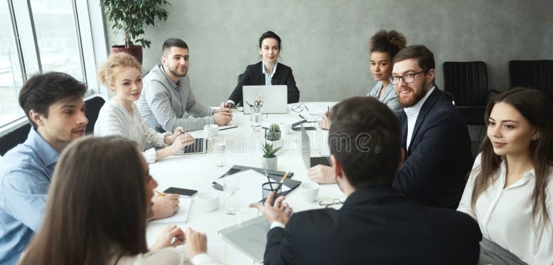 Equipe De Negócios Reunindo Se Na Sala De Reuniões Discutindo