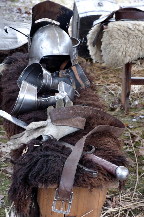 Equipo militar medieval imagen de archivo. Imagen de cascos - 113161817