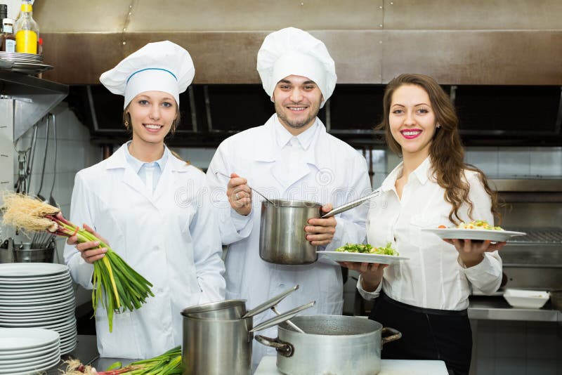 Dos Chefs En Cocina Con Personal Foto de archivo - Imagen de persona ...