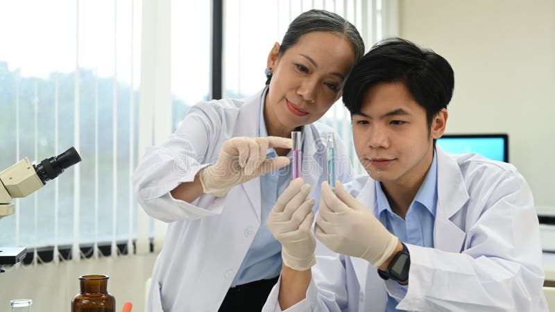 Equipo De Investigadores Profesionales Analizando Las Muestras De ... Equipo De Investigadores Profesionales Analizando Las Muestras De ...