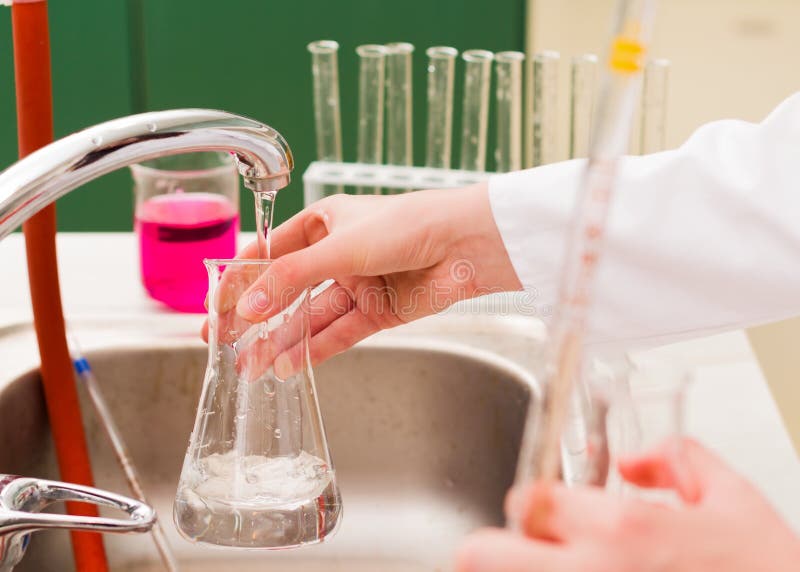 Equipo De La Limpieza En El Laboratorio Foto de archivo - Imagen de ...