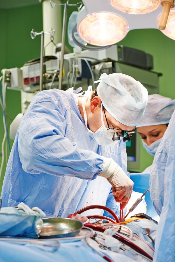 Equipo De Los Cirujanos En La Operación Cardiaca De La Cirugía Foto de ...