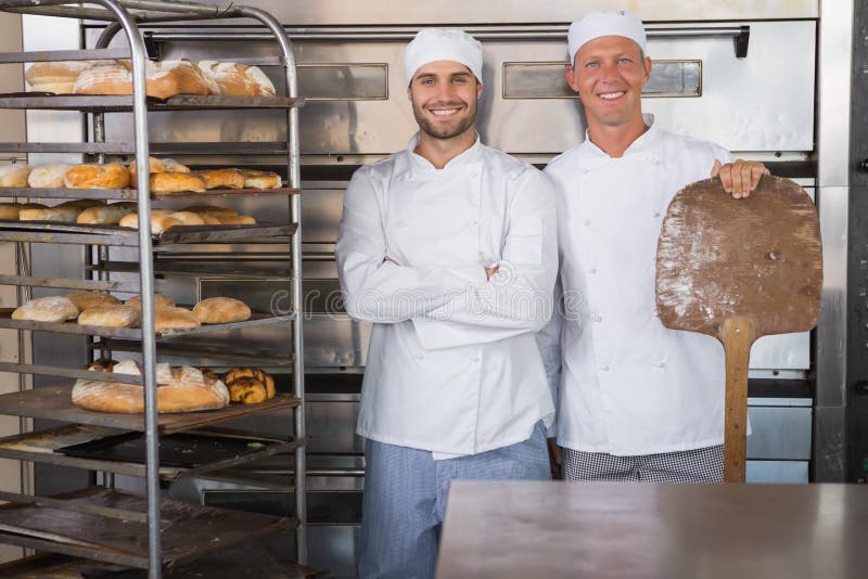Pasta De Amasamiento Sonriente Del Panadero En Contador Foto de archivo ...