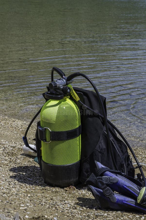 Equipo Del Buceo Con Escafandra En La Playa Foto de archivo - Imagen de ...